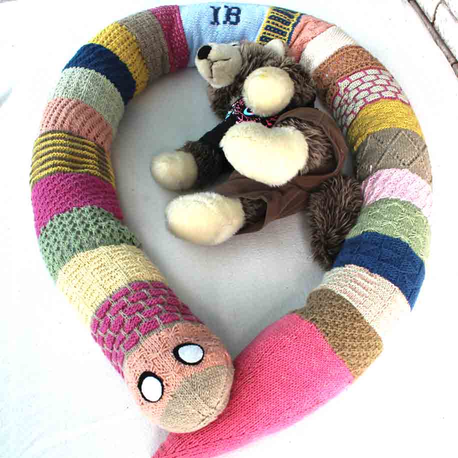 Slangen Ib – en hyggelig fætter i sengen – LiVi Strik